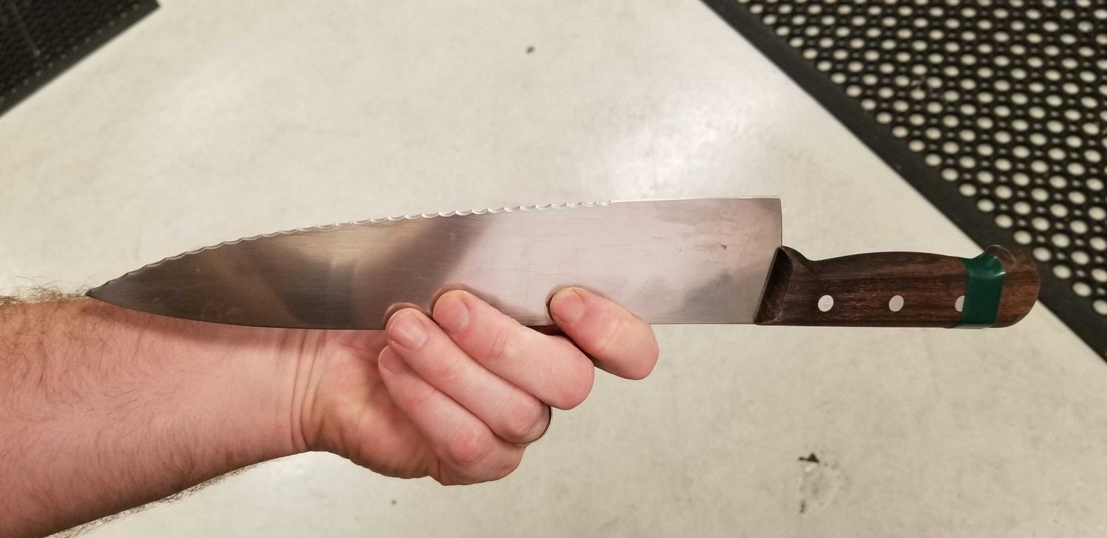 How To Pass A Knife To Someone In The Kitchen Safely - Kitchen Advising